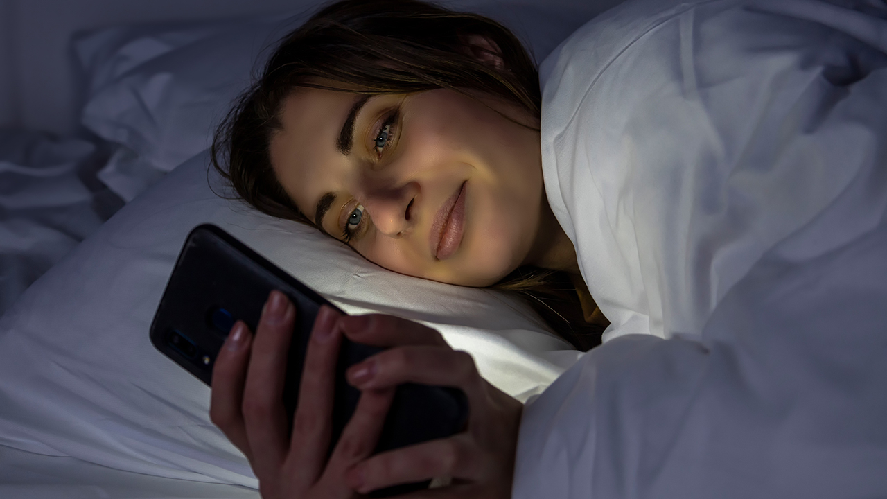 How smartphones and other electronic gadgets affects our sleep quality ...